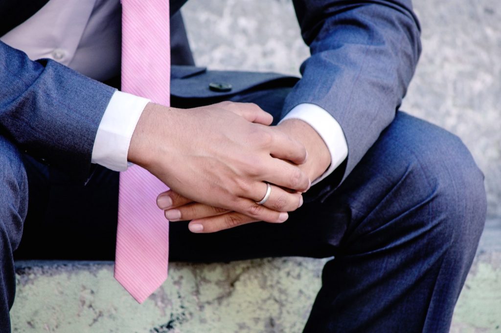 Here Is How Men Should Wear Jewelry Elmens